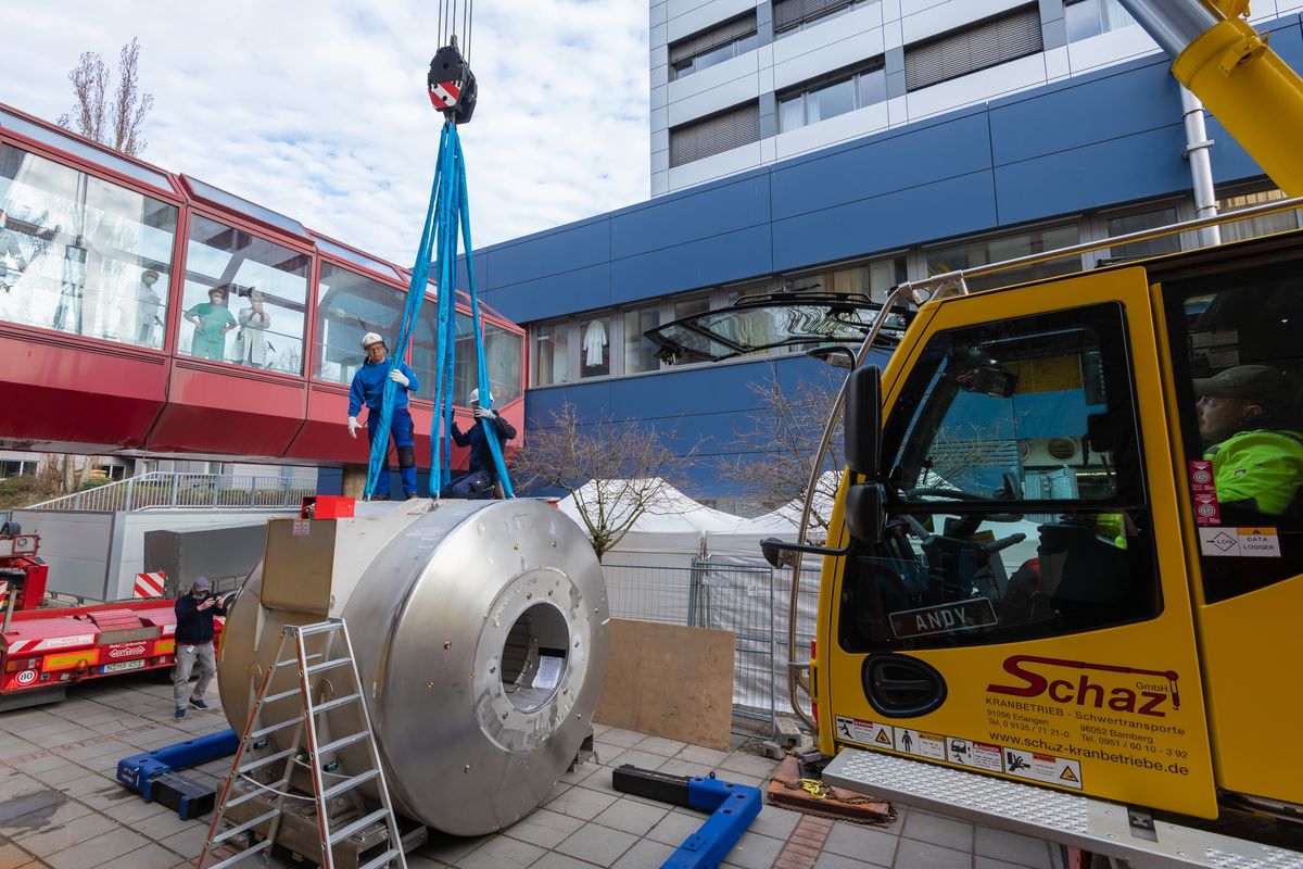 Installation eines Hightech-Schwergewichts - MKG-Chirurgie ...